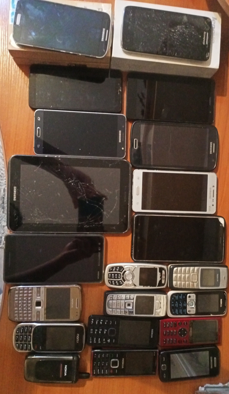 Много телефонов, от Samsung, Nokia and Lenovo