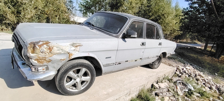 Volga 2410 srochna sotiladi
