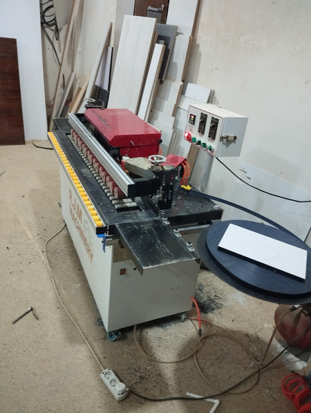 Mebel ishlab chiqarish uskunalari barcha jixozlari bilan sotiladi.