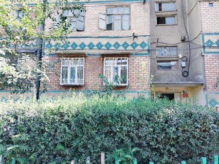 Bir podyezdda qarama-qarshi joylashgan 2 ta 2 xonali uy sotiladi