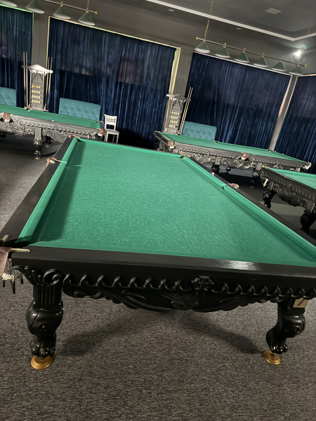 Billiard va tennia stollari sotiladi