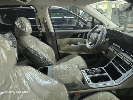 Kia Karnival. Hi-lemuzine full