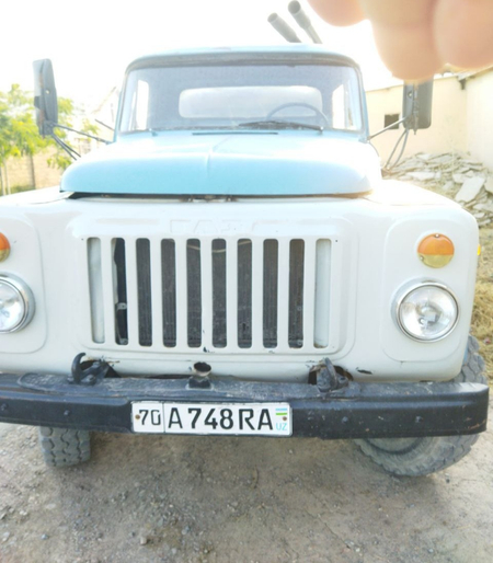 Gaz 53 vodavoz, ishlab turgan mashina.