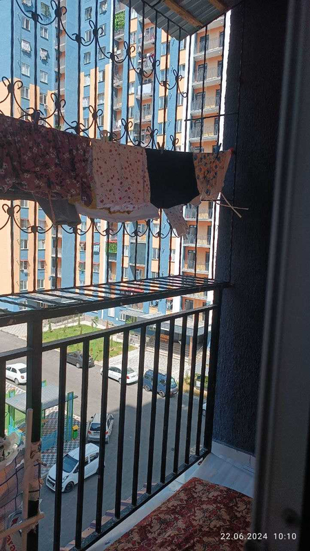 Yangihayot tumanida 3 xonali yangi kvartira sotiladi.