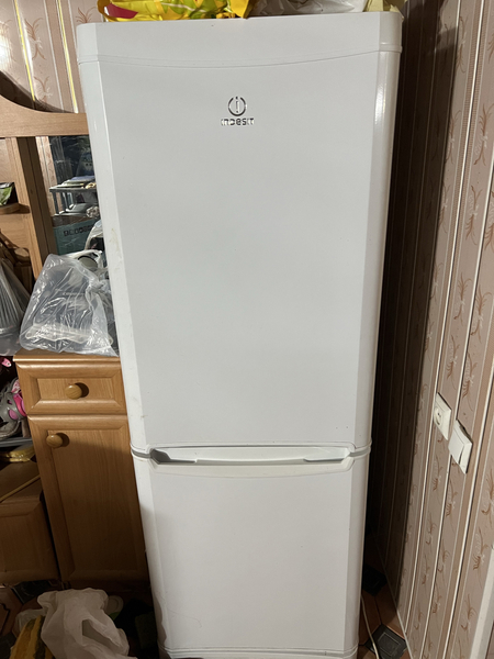Продам б/у холодильник indesit: требует ремонта