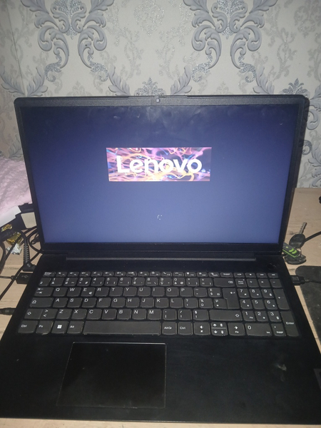 Noutbook sotiladi Lenovo