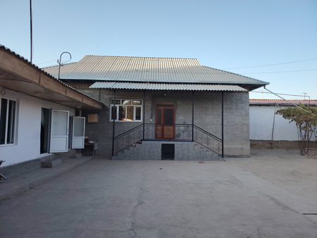 Sakson otada 11 sotikli hovli sotiladi