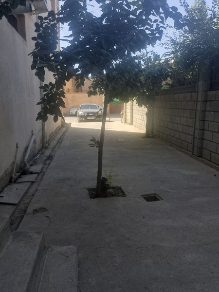 2 etajliy 1 etaji sotiladi