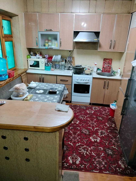 Продаю 2 этажную 3 комнатную квартиру по улице Бабура