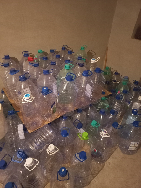 Toza ichimlik suvining 10 litrlik baklashkalari sotiladi