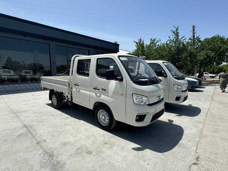 Yuk tashishga moljallangan va kop orindiqli Forland T5 2600 mashinasi