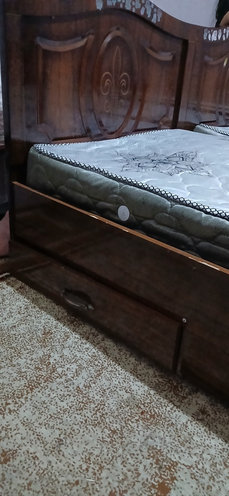 Ikta 1 kishilik spalni sotiladi srochna xolati yaxshi