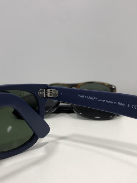Очки от бренда Ray Ban