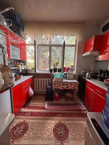 Продаётся четырехкомнатная на Карасу 4