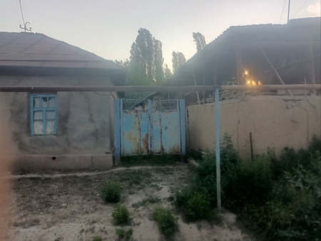 Uy yer sotiladi Yuqori chiqchiq yangi bozor