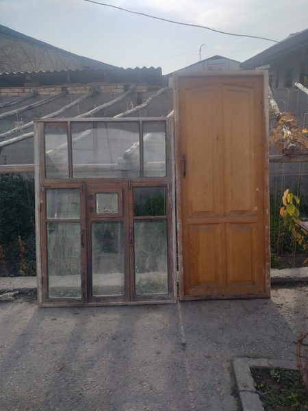 Eshik va rom oynasi bilan