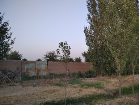 Uchastka sotiladi.