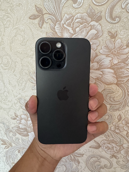 Iphone 15 Pro max 99% holati yahshi ekranida kalit qirgan joylari bor