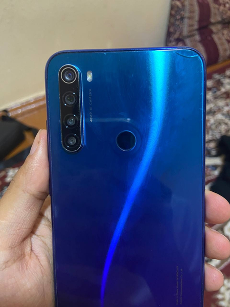 Redmi not 8 xolati yaxshi aybi burchagida kichik singan joyi bor