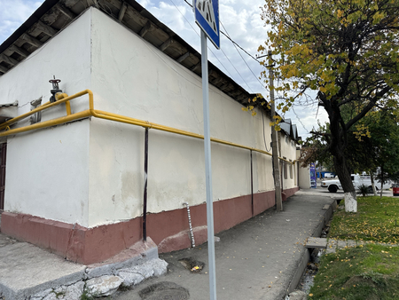 дом участок вдоль дорогы.
