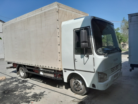 Isuzu yuk furgoni