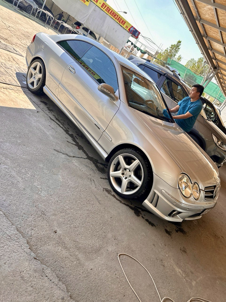 Продается Mercedes-Benz CLK 55 AMG 2002 года выпуска.