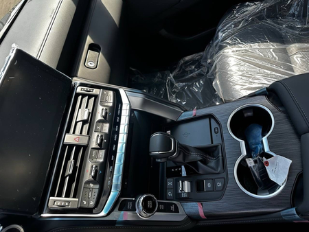Toyota Land Cruiser 300 full options 2024 год