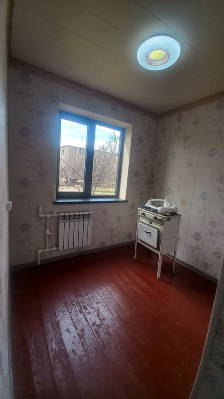 Срочно ! Сотилади Чирчикда  . 1/1/4. 30 кв