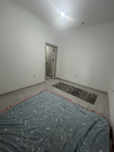 3 xonali uyning 1 xonasi beriladi qizlaga