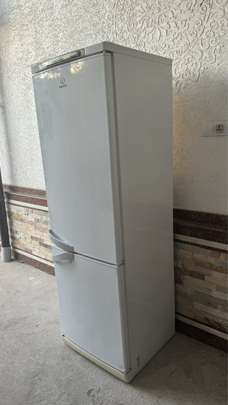 Продам холодилник б/у INDESIT