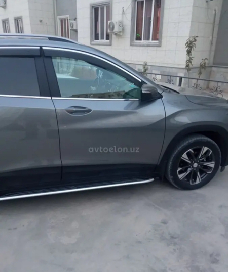 Chevrolet Tracker 3 pozitsiya Kraskasi toza Probeg 35000 mokriy asfalt