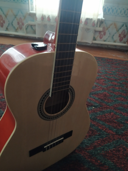 Gitara sotiladi aybi 1 ta simi uzilgan