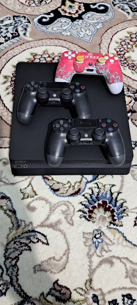 PS 4 500 GB, disk oʻqiydi, oʻyinlari bilan.