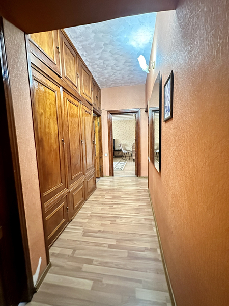 Продается 5 комнатная квартира на Лабзаке.