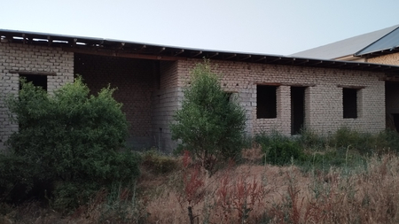 Hovli sotiladi .