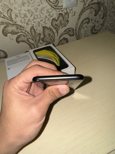 Продается iPhone SE 128 ГБ