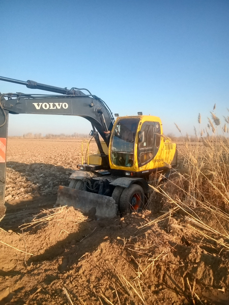 Ekskavator Volvo 130 sotiladi