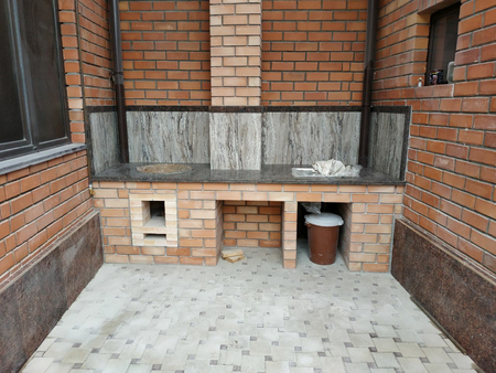 Кладка барбекю камина.