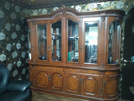 Китай мебели Стенка сервант кам ишлатилган. Янгидек. Размер :3* 2.4