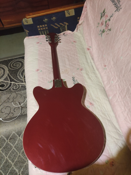 Продаётся полуакустическая электро гитара Gibson