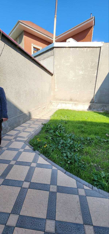 Бизнес учун йул ёккасида 1400м2 бино 800000уе савдоси бор