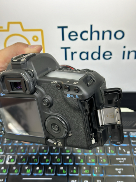 Canon EOS 5D mark II + Yongnuo 50mm 1.8