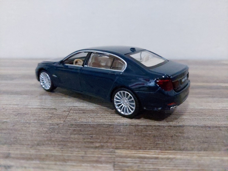Моделька BMW 7 1:34