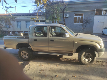 Toyota Hilux sotiladi