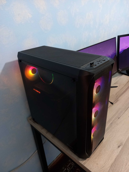 Игровой компьютер с монитором