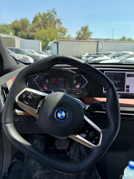 В Наличий BMW Ix XDrive M50