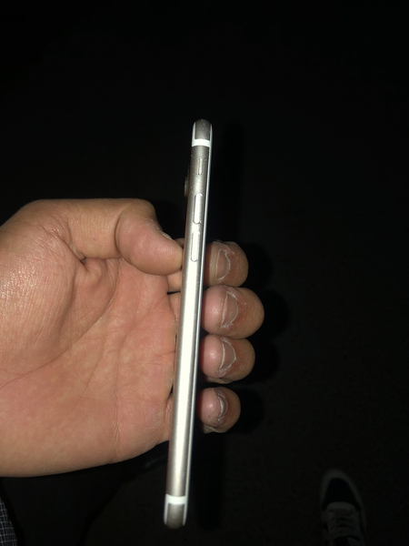 Iphone 7 32gb ishlashlari zor aybi ekranida kichkina dog bor