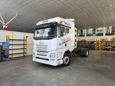 Седельный тягач FAW JH6 4x2 CNG пневмоподушка.