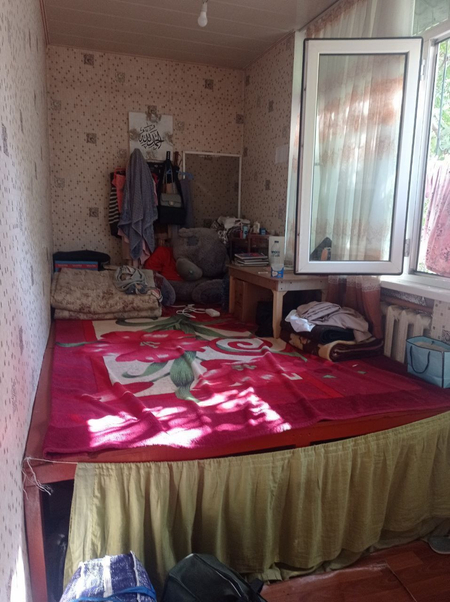 Срочно продаю 1 ком на Юнусабаде 15 балкон 2х6
