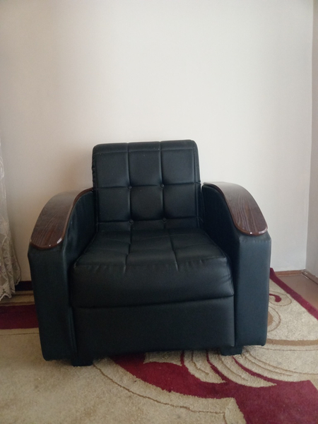 Kreslo kojenniy toza koja materialdan qilingan